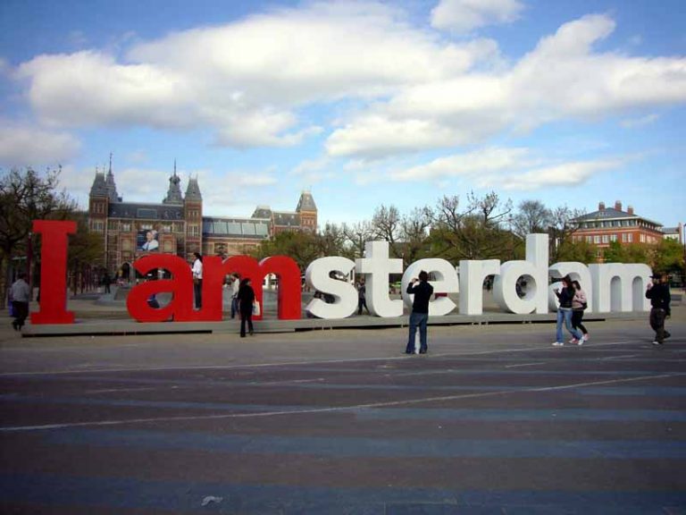 I Amsterdam photo, Museumplein Netherlands sculpture - e-architect