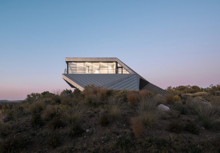 Shapeshifter Reno House, Nevada, USA - e-architect