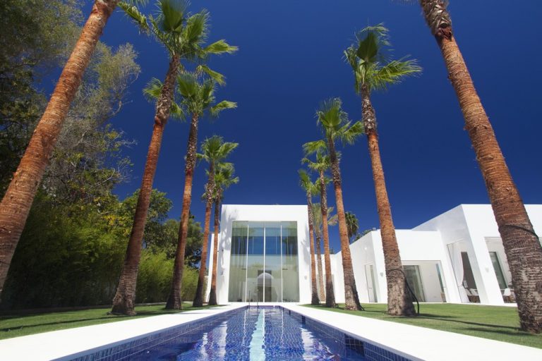 Reynaers Ultra Slim Hi-Finity Sliding Door - e-architect