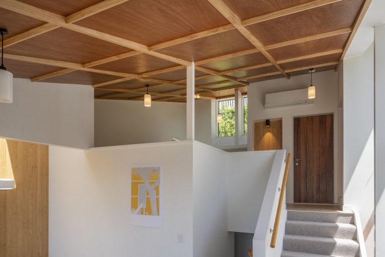 Rewa Beach House in Wellington, New Zealand - e-architect