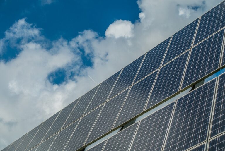 7 benefits of switching to solar power for home guide - e-architect