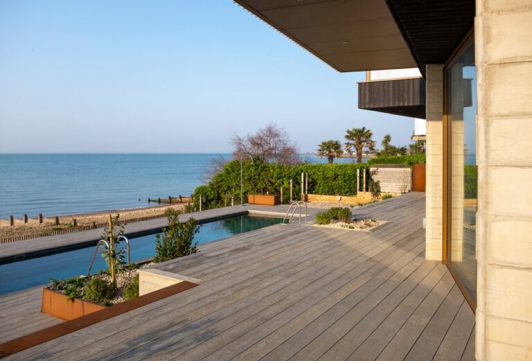 Catch Beach House, Seasalter Kent waterfront home - e-architect