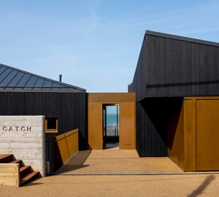 Catch Beach House, Seasalter Kent waterfront home - e-architect