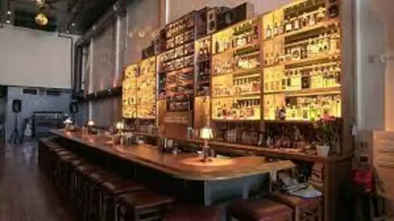 Hello Stranger, Oakland California Bar - e-architect