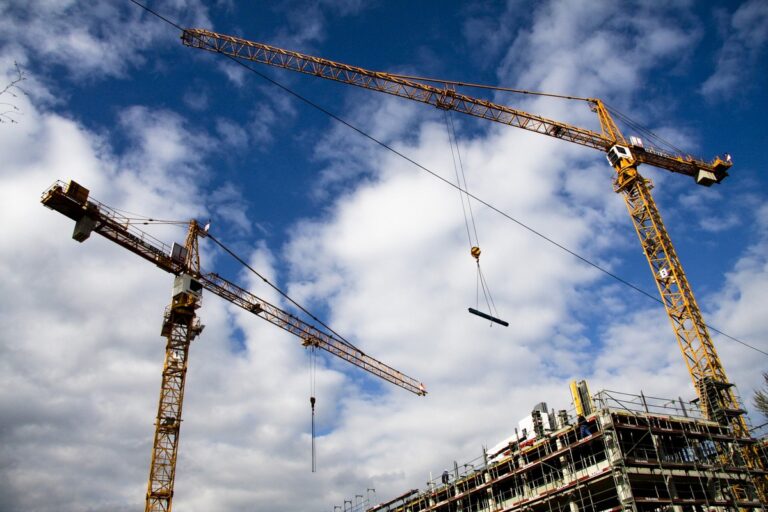 How do cranes work in construction guide - e-architect